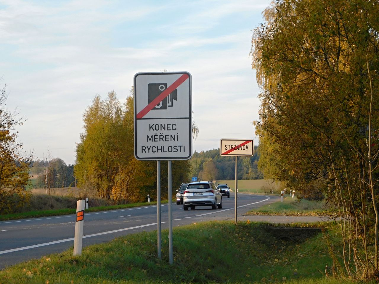 Před cedulí dávají řidiči nohu z plynu, radar přibude možná i jinde ...